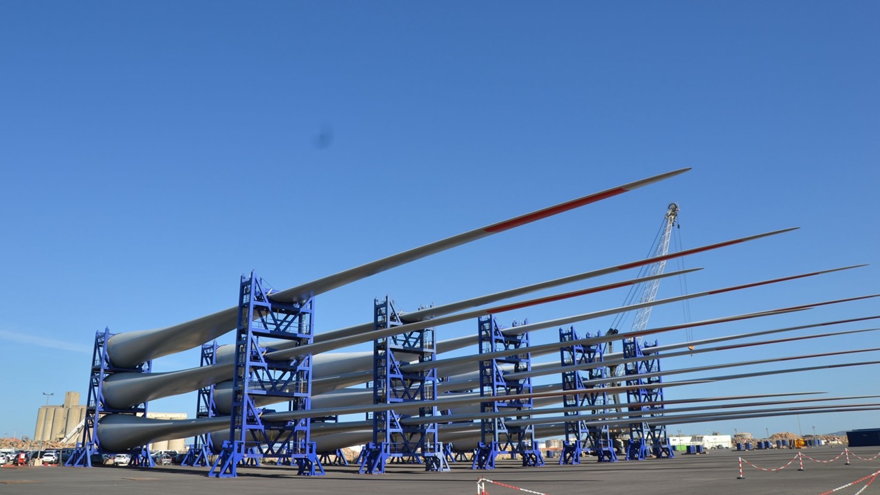 EFGLに設置する10MW浮体式洋上風力のブレードがフランス到着