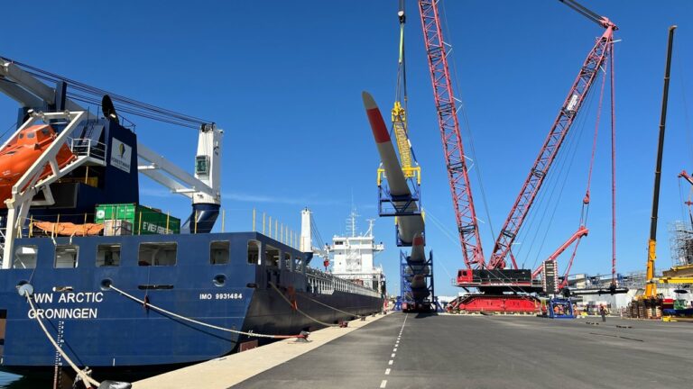 EFGLに設置する10MWの風力タービンタワーとナセルが到着