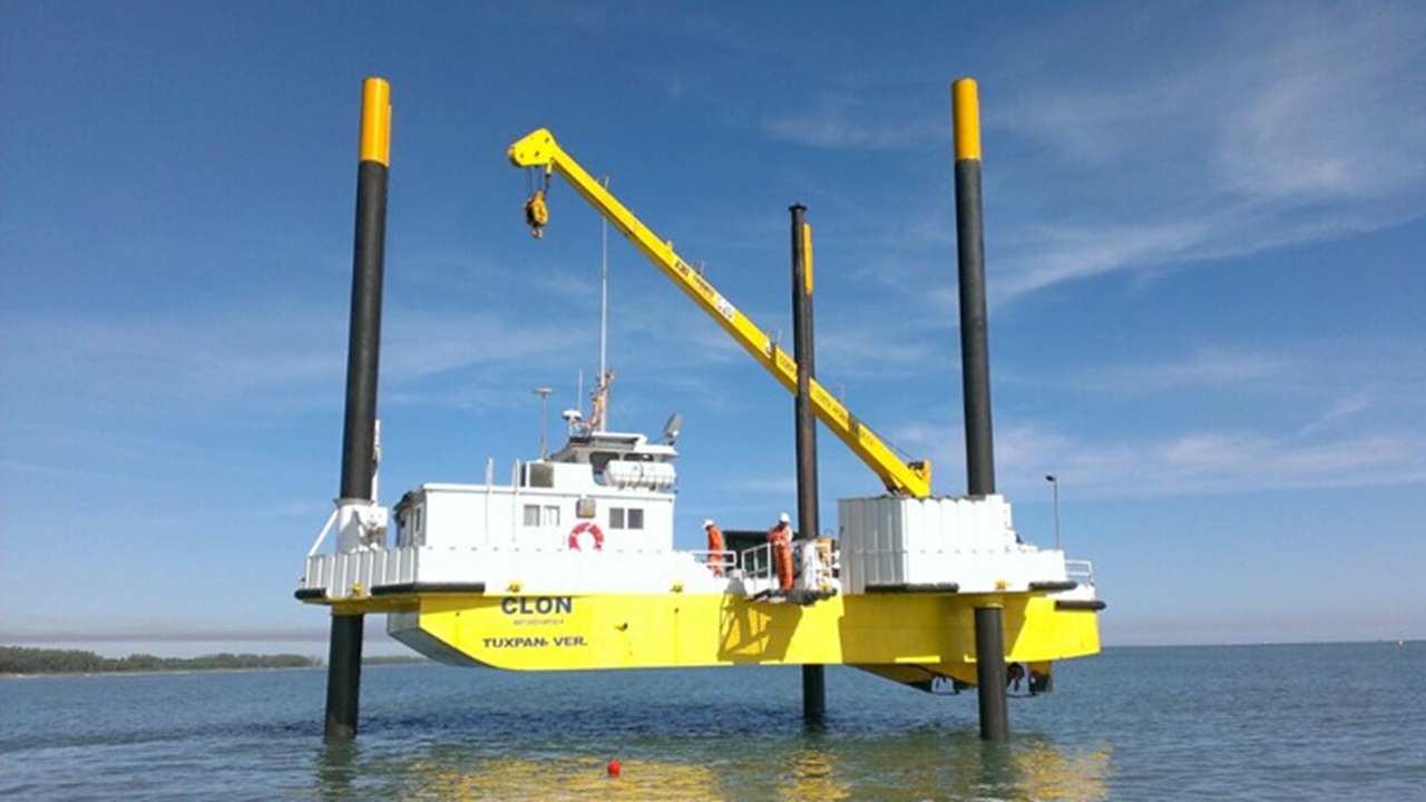 パイプライン敷設船「Tog Mor」離礁に向けた作業開始