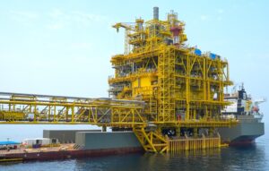 カタール沖の油田でフロートオーバーによるトップサイド設置