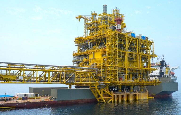 カタール沖の油田でフロートオーバーによるトップサイド設置