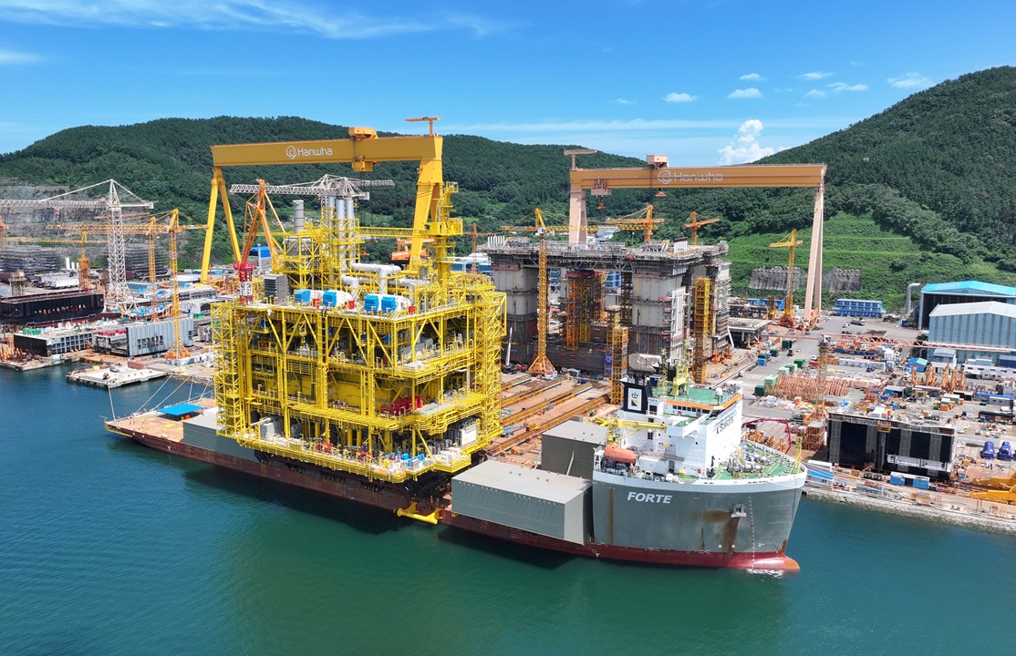 カタール沖の油田でフロートオーバーによるトップサイド設置