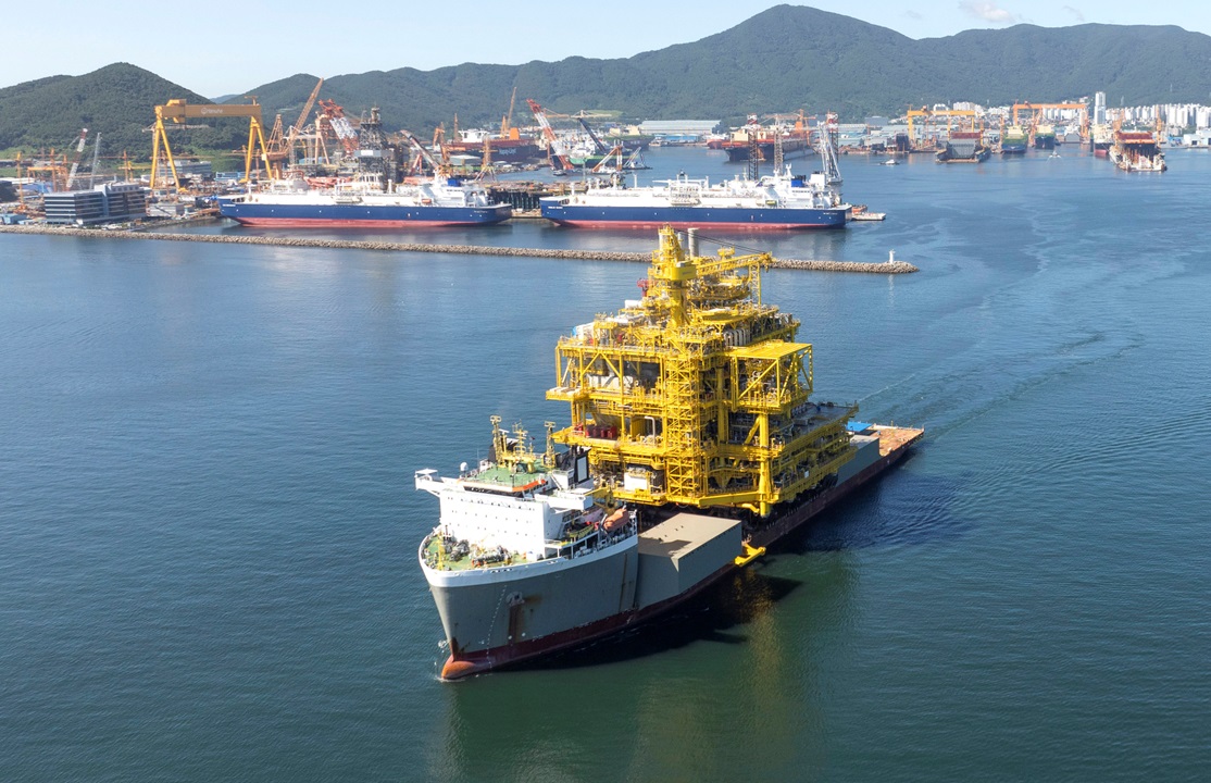 カタール沖の油田でフロートオーバーによるトップサイド設置