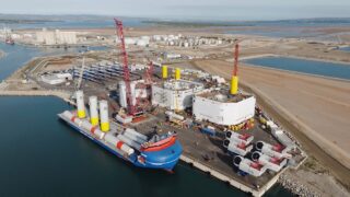 EFGLに設置する10MWの風力タービンタワーとナセルが到着