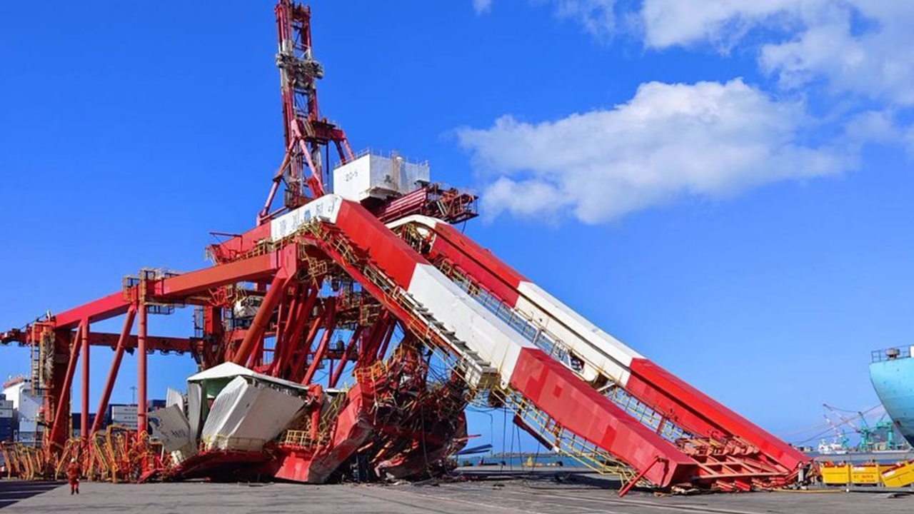 台湾でコンテナクレーンを倒した運搬船が台風により座礁