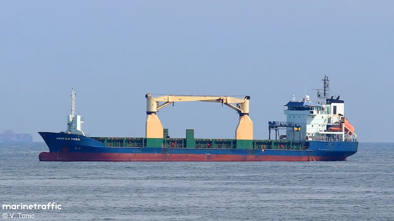 エクアドルの港内で出港中の貨物船が停泊していた貨物船に衝突