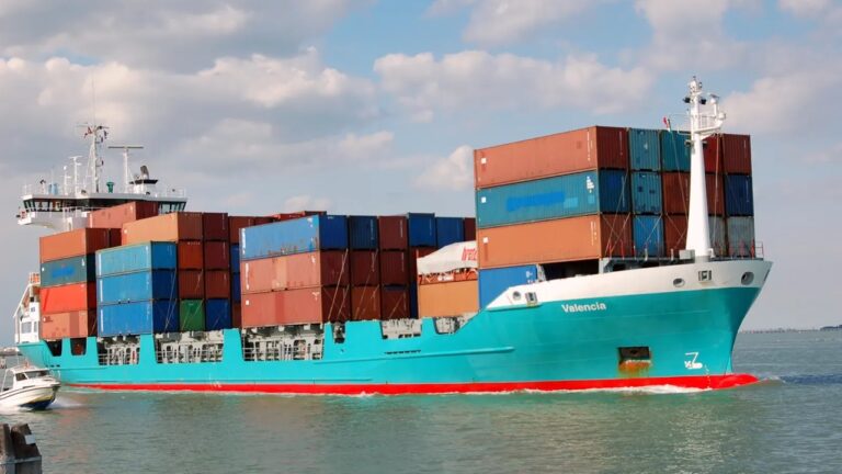 トルコのアンバルリ港で積込中のコンテナ船「AMNAH」転覆