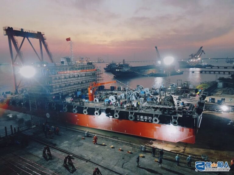 中国でジブ起伏式の800トン吊り起重機船「三航起20」進水