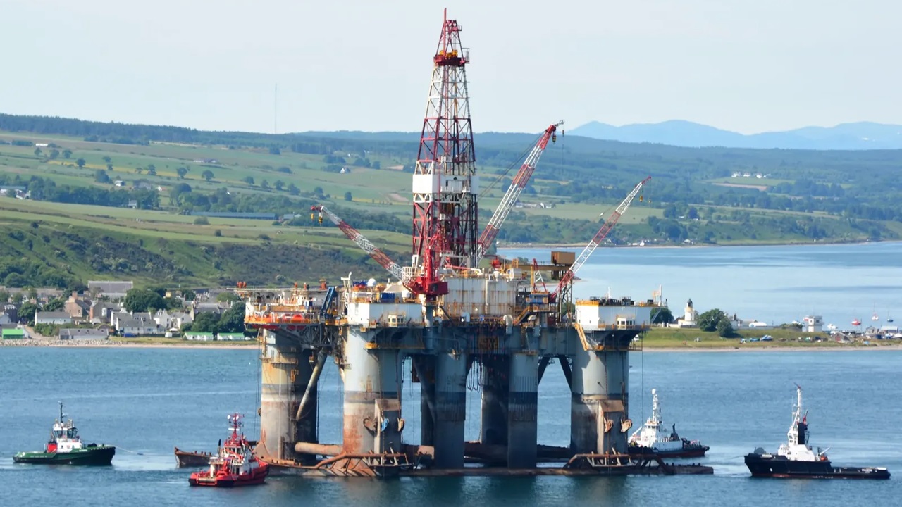 チュニジア沖の地中海で掘削リグ「Ocean Valiant」座礁