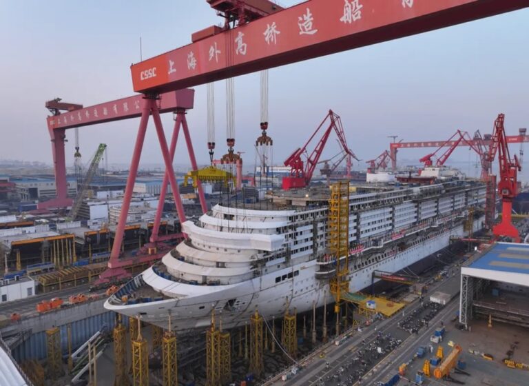 中国国産2隻目の大型クルーズ船アドラ・フローラ・シティ船橋搭載