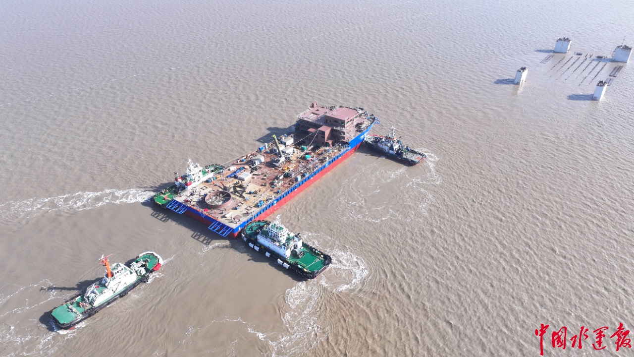 エアドラフト24m以下、千トン吊りクレーン船「铁建大桥起2」進水