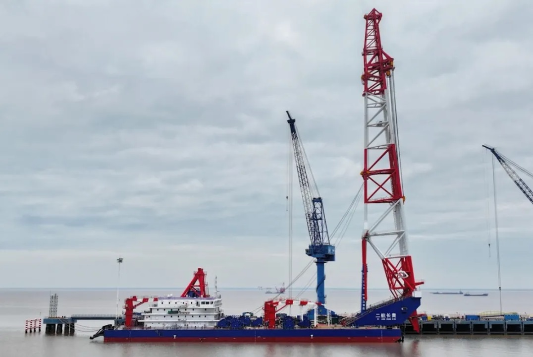 リーダー長さ150m、世界最大の杭打ち船「二航长青」竣工