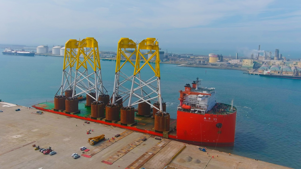 台湾の大彰化2b&4向け洋上変電所がシンガポールを出港