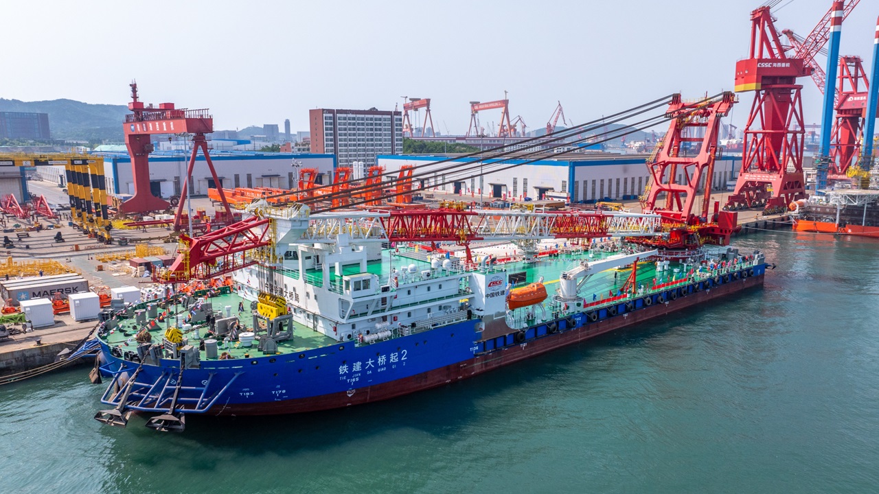 桁下制限24mを航行可能、1,300トン吊り「铁建大桥起2」竣工