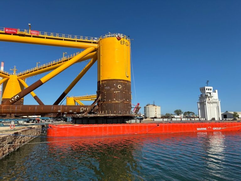 フランスの浮体式洋上風力EFGLで1号機の浮体進水