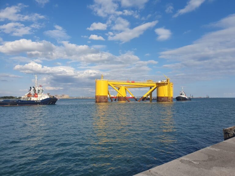 フランスの浮体式洋上風力EFGLで1号機の浮体進水