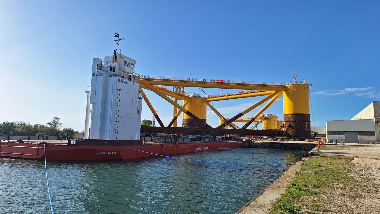 フランスの浮体式洋上風力EFGLで1号機の浮体進水