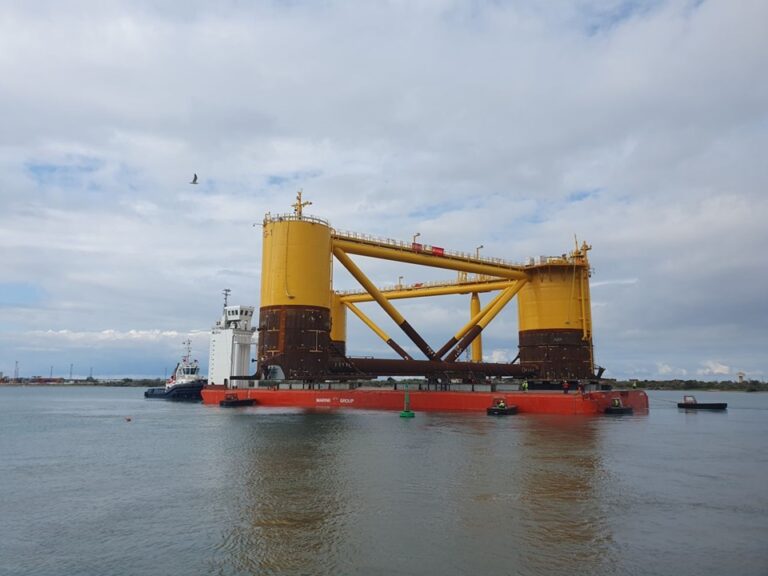 フランスの浮体式洋上風力EFGLで1号機の浮体進水