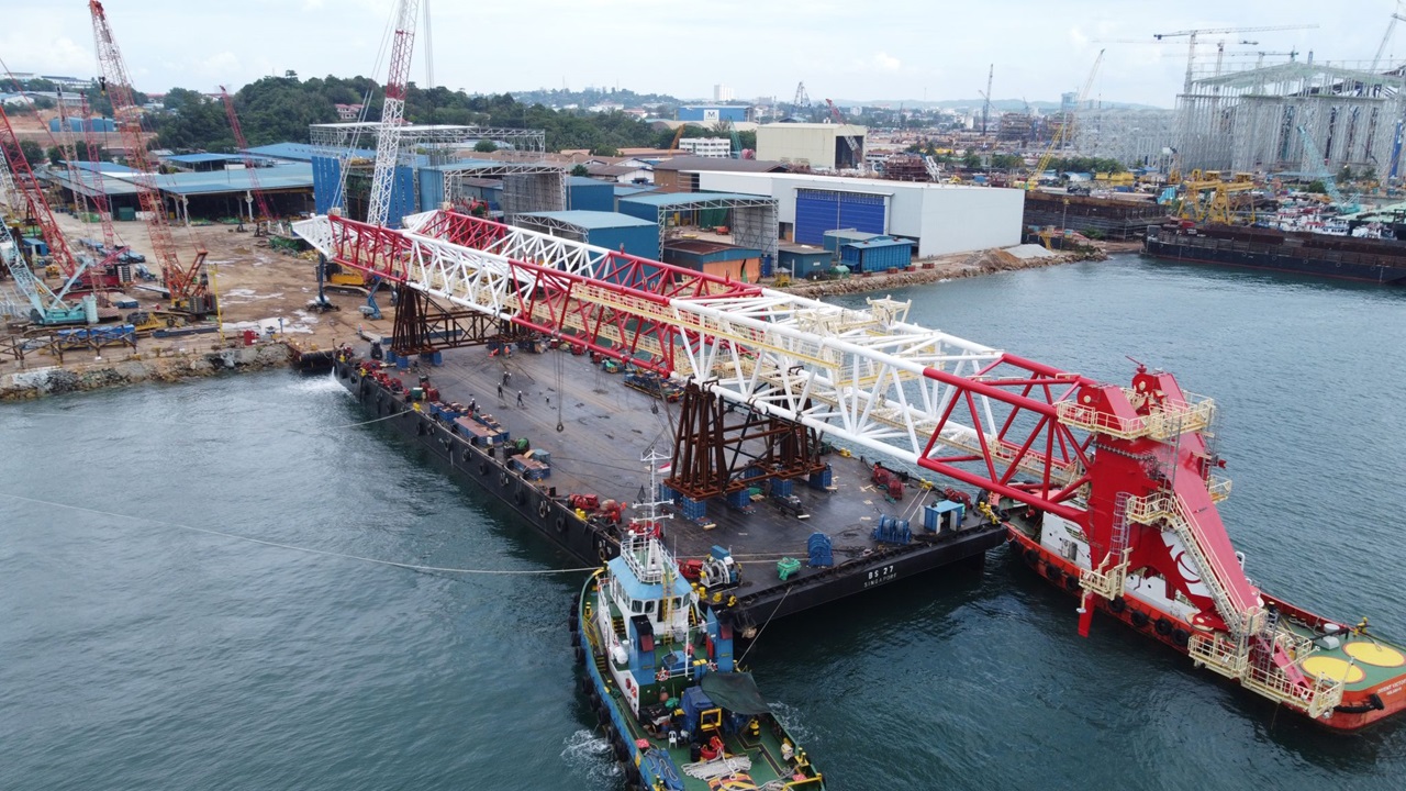 Maerskの風力設置船で1,900トン吊りメインクレーン設置