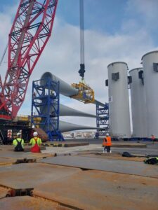 フランスの浮体式洋上風力EFGLで最初の風力タービン組立完了