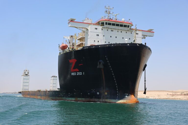 スエズ運河で操舵故障により半潜水式運搬船「RED ZED I」衝突