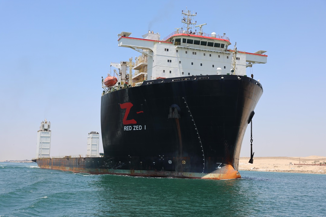 スエズ運河で操舵故障により半潜水式運搬船「RED ZED I」衝突