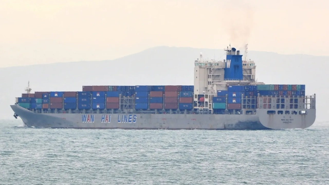 インド沖で火災のコンテナ船「WAN HAI 503」曳航索接続
