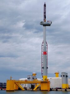 フランスの浮体式洋上風力EFGLで風力タービン組み立て開始