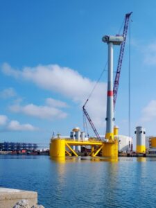 フランスの浮体式洋上風力EFGLで風力タービン組み立て開始