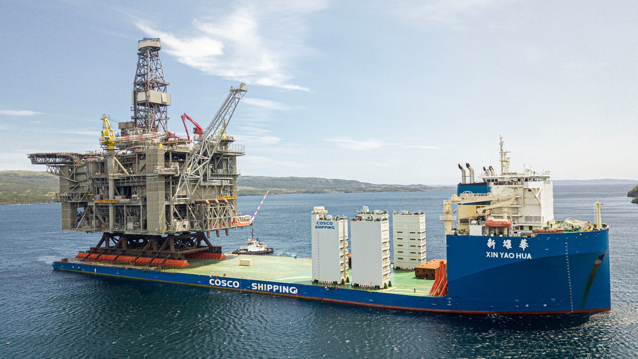 重量23,000トン、「West White Rose」トップサイド設置