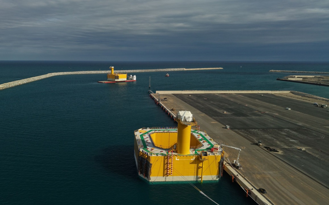 フランスの浮体式洋上風力「EolMed」で浮体3基の進水完了