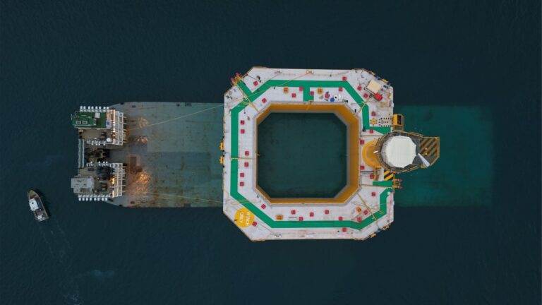 フランスの浮体式洋上風力「EolMed」で浮体3基の進水完了