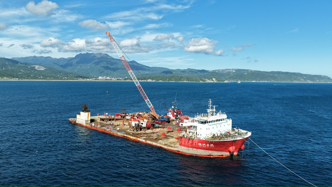 台湾北部で座礁した輸送船「钰洲启航」322日後に現場離脱