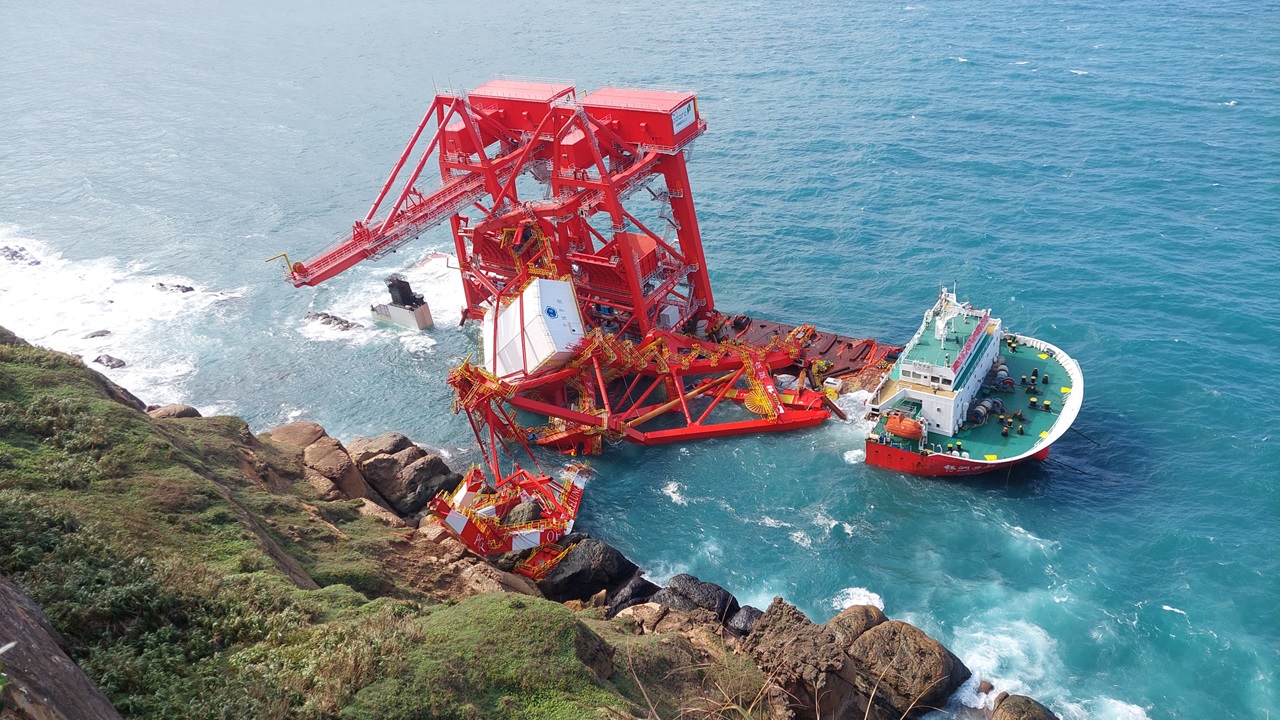 台湾北部で座礁した輸送船「钰洲启航」322日後に現場離脱