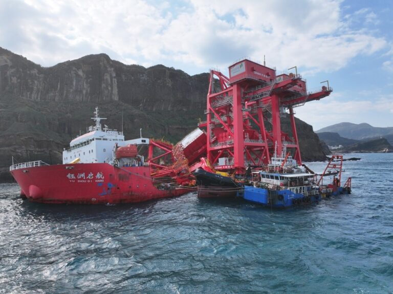 台湾北部で座礁した輸送船「钰洲启航」322日後に現場離脱