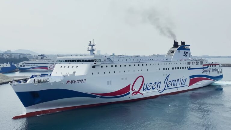 韓国で乗員乗客267人を乗せたフェリーが座礁、約6時間後に離礁