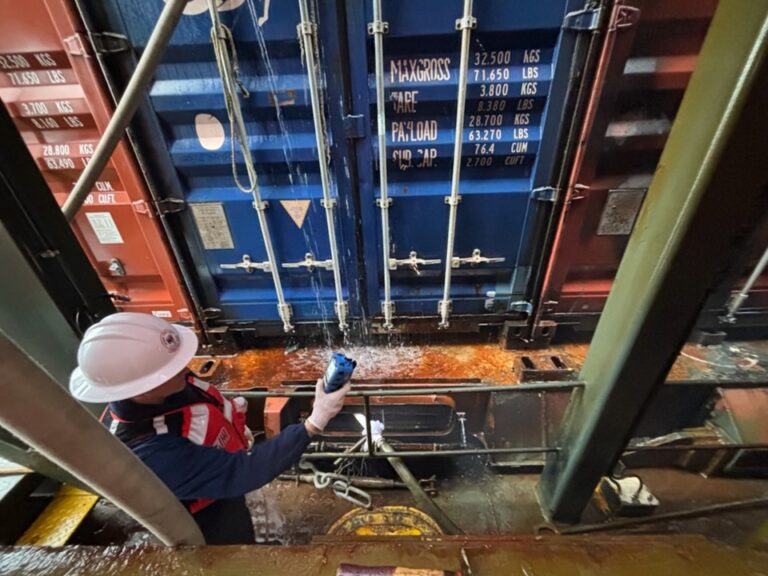 コンテナ船「One Henry Hudson」港内のターミナルへ移動