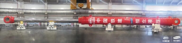 推力5,000トン、杭打ち船「铁建大桥桩1」の油圧シリンダー