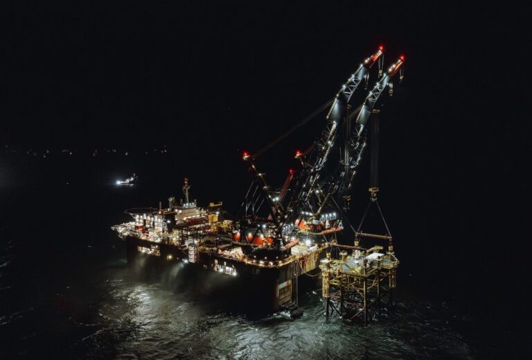 クレーン船「Thialf」によるJasmund洋上変電所設置完了