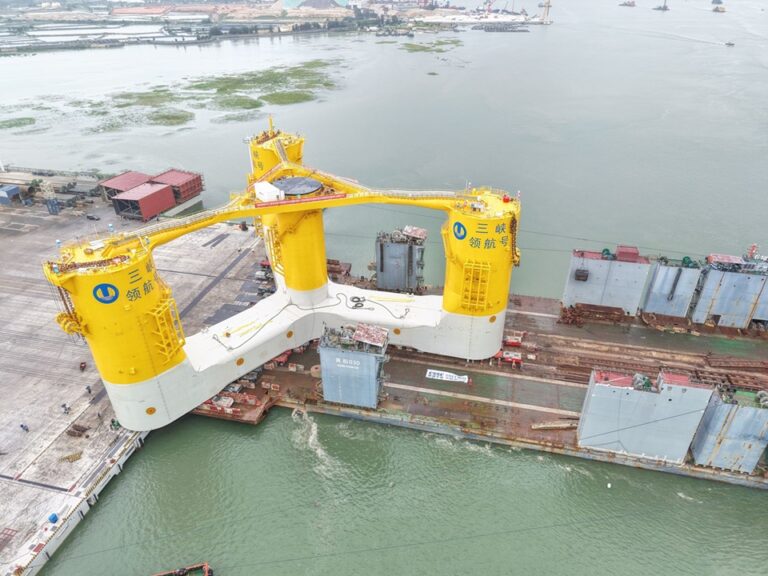 広東省沖に16MWの浮体式洋上風力タービン「三峡領航号」設置