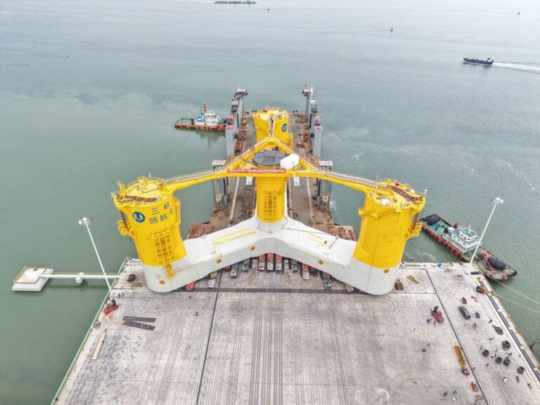 広東省沖に16MWの浮体式洋上風力タービン「三峡領航号」設置