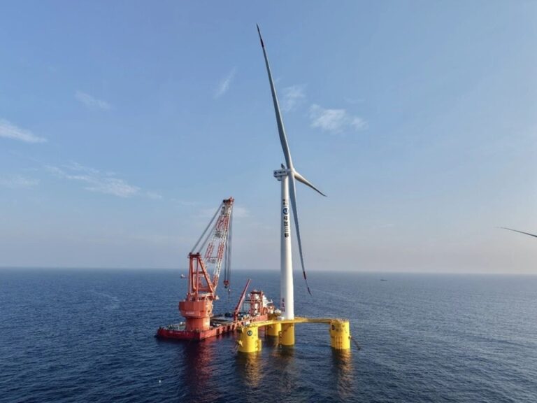広東省沖に16MWの浮体式洋上風力タービン「三峡領航号」設置