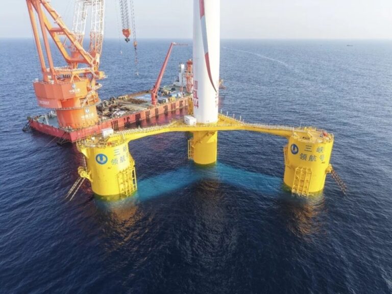 広東省沖に16MWの浮体式洋上風力タービン「三峡領航号」設置