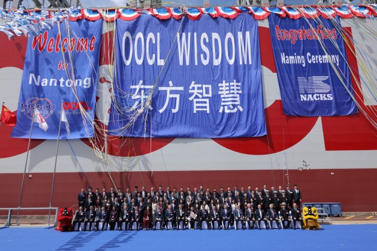 世界最大のメタノール二元燃料コンテナ船「OOCL Wisdom」