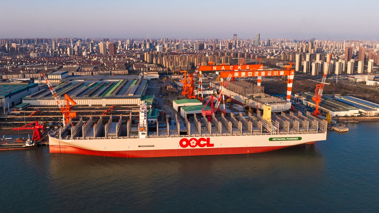 世界最大のメタノール二元燃料コンテナ船「OOCL Wisdom」